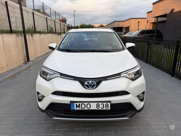 White Toyota RAV4 2016 in Vilnius, with an engine capacity of 2.49 L and mileage of 74 thousand km for 15490 €, photo 3 on AUTOMOTO.COM.LV