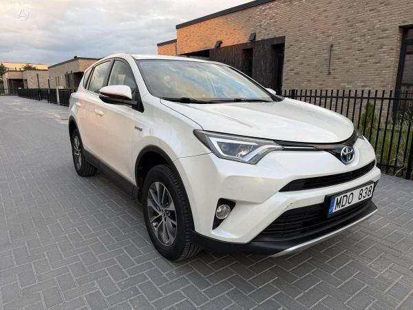 White Toyota RAV4 2016 in Vilnius, with an engine capacity of 2.49 L and mileage of 74 thousand km for 15490 €, photo 4 on AUTOMOTO.COM.LV
