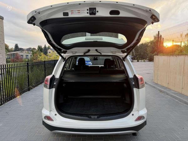 White Toyota RAV4 2016 in Vilnius, with an engine capacity of 2.49 L and mileage of 74 thousand km for 15490 €, photo 7 on AUTOMOTO.COM.LV