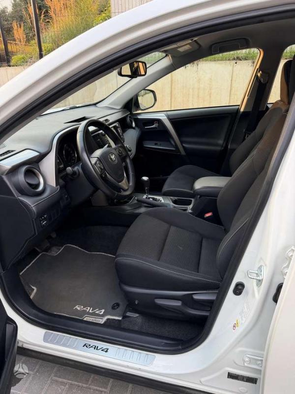 White Toyota RAV4 2016 in Vilnius, with an engine capacity of 2.49 L and mileage of 74 thousand km for 15490 €, photo 10 on AUTOMOTO.COM.LV