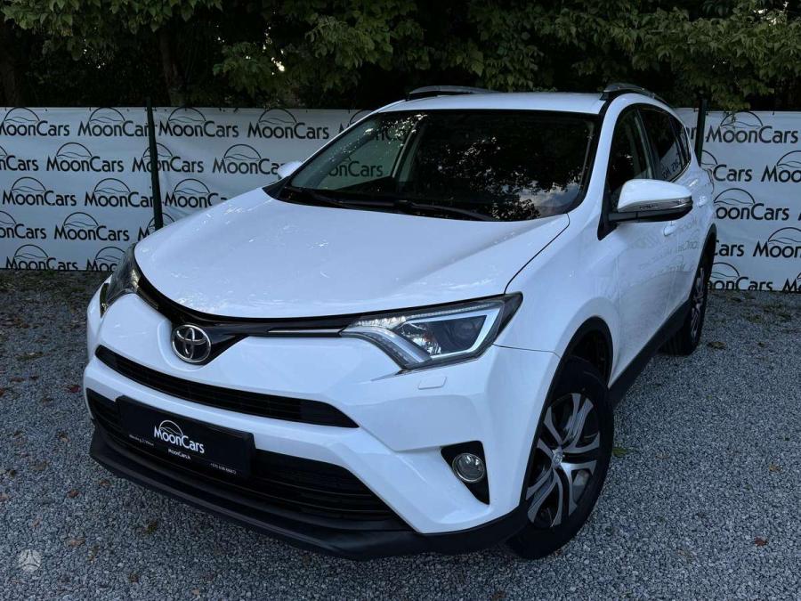 White Toyota RAV4 2016 in Vilnius, with an engine capacity of 2.00 L and mileage of 228 thousand km for 11400 €, photo 3 on AUTOMOTO.COM.LV