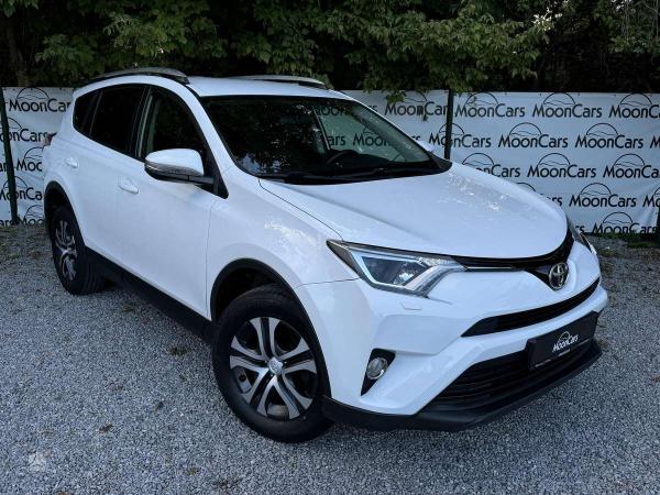 Toyota RAV4 2016 in Vilnius on AUTOMOTO.COM.LV White Toyota RAV4 2016 in Vilnius, with an engine capacity of 2.00 L and mileage of 228 thousand km for 11400 €, photo 5 on AUTOMOTO.COM.LV