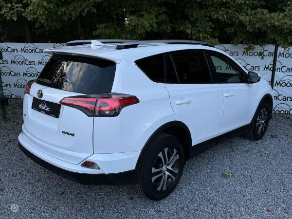 Toyota RAV4 2016 in Vilnius on AUTOMOTO.COM.LV White Toyota RAV4 2016 in Vilnius, with an engine capacity of 2.00 L and mileage of 228 thousand km for 11400 €, photo 6 on AUTOMOTO.COM.LV