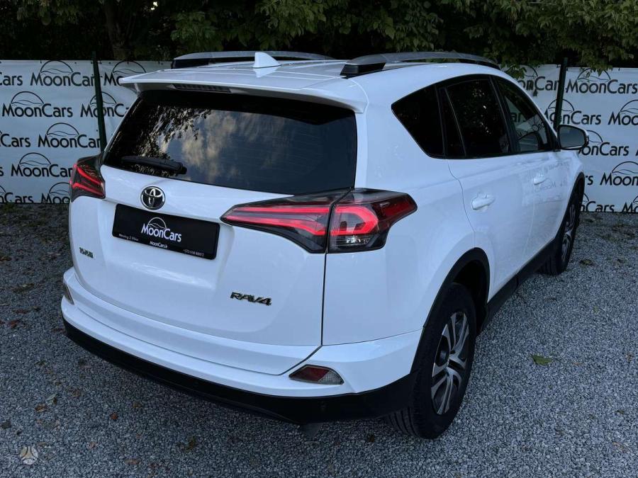 White Toyota RAV4 2016 in Vilnius, with an engine capacity of 2.00 L and mileage of 228 thousand km for 11400 €, photo 7 on AUTOMOTO.COM.LV