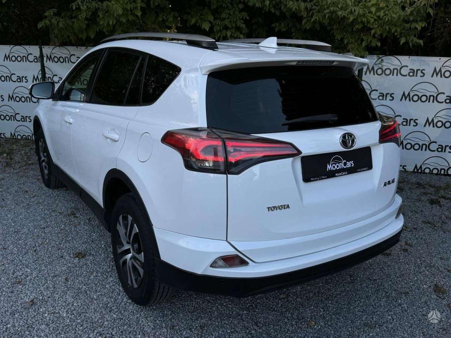 White Toyota RAV4 2016 in Vilnius, with an engine capacity of 2.00 L and mileage of 228 thousand km for 11400 €, photo 9 on AUTOMOTO.COM.LV