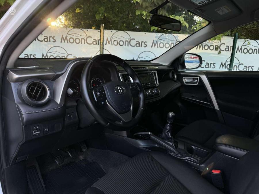 White Toyota RAV4 2016 in Vilnius, with an engine capacity of 2.00 L and mileage of 228 thousand km for 11400 €, photo 10 on AUTOMOTO.COM.LV