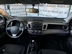 White Toyota RAV4 2016 in Vilnius, with an engine capacity of 2.00 L and mileage of 228 thousand km for 11400 €, photo 12 on AUTOMOTO.COM.LV