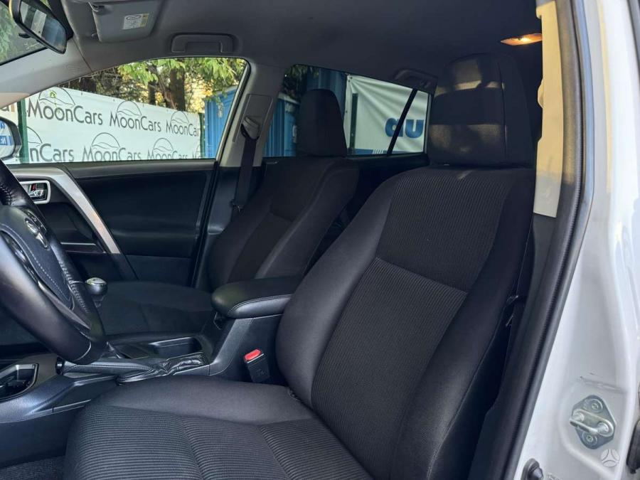 White Toyota RAV4 2016 in Vilnius, with an engine capacity of 2.00 L and mileage of 228 thousand km for 11400 €, photo 13 on AUTOMOTO.COM.LV