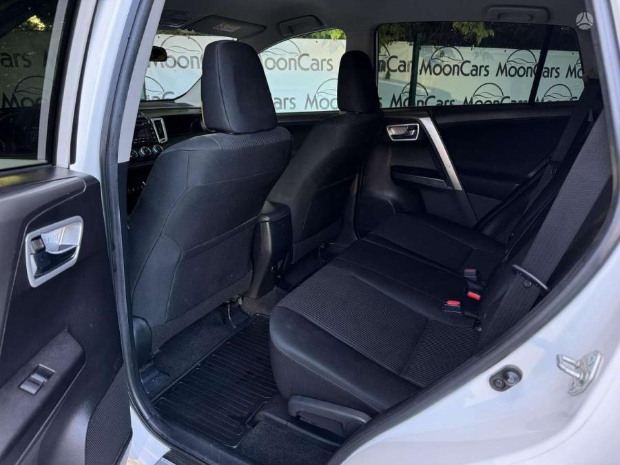 White Toyota RAV4 2016 in Vilnius, with an engine capacity of 2.00 L and mileage of 228 thousand km for 11400 €, photo 14 on AUTOMOTO.COM.LV