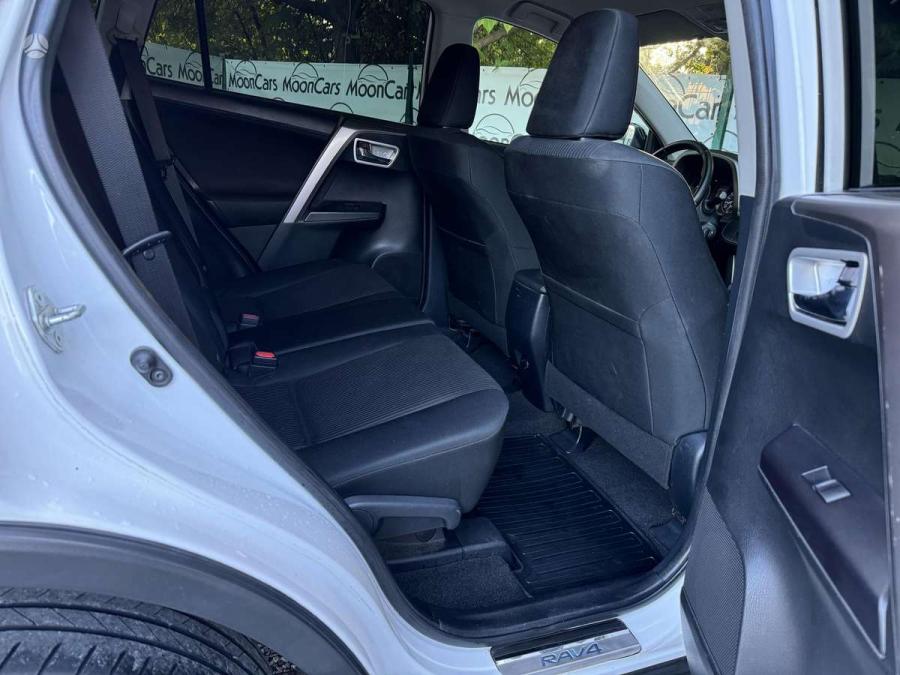 White Toyota RAV4 2016 in Vilnius, with an engine capacity of 2.00 L and mileage of 228 thousand km for 11400 €, photo 15 on AUTOMOTO.COM.LV