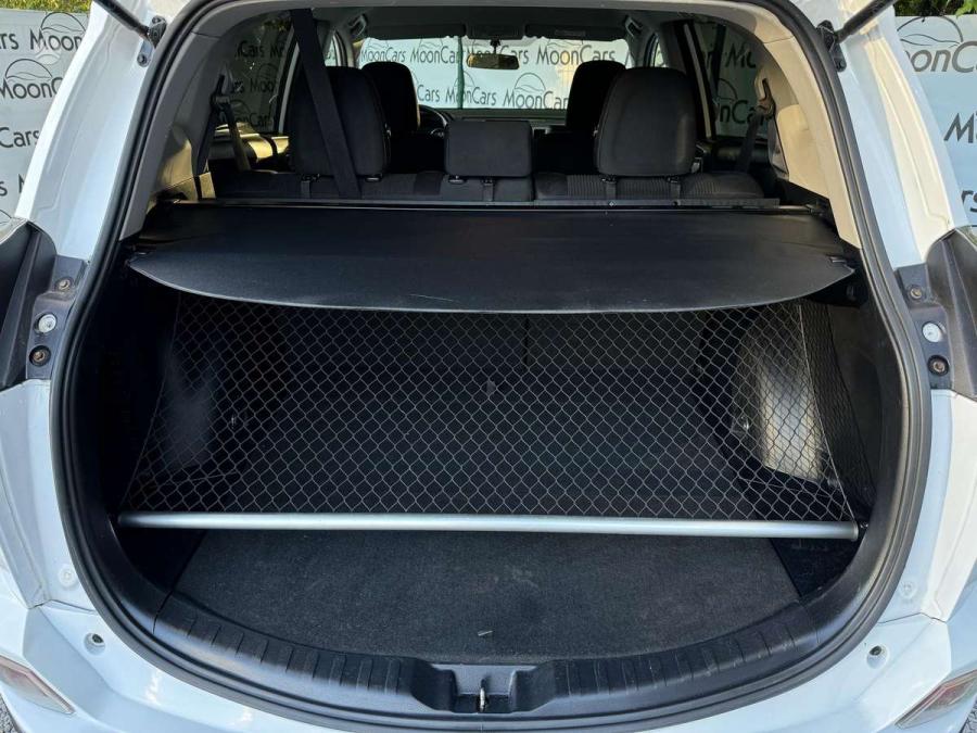 White Toyota RAV4 2016 in Vilnius, with an engine capacity of 2.00 L and mileage of 228 thousand km for 11400 €, photo 16 on AUTOMOTO.COM.LV
