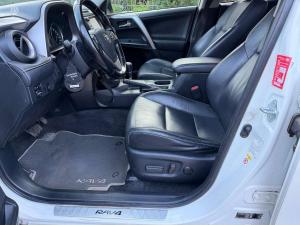White Toyota RAV4 2016 in Vilnius, with an engine capacity of 2.49 L and mileage of 259 thousand km for 13200 €, photo 21 on AUTOMOTO.COM.LV