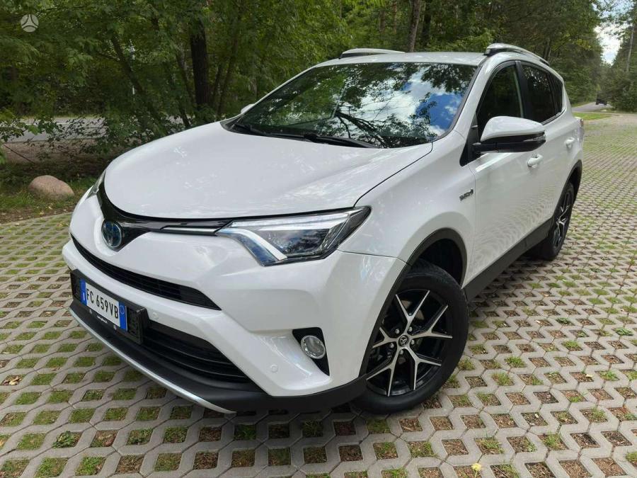 White Toyota RAV4 2016 in Vilnius, with an engine capacity of 2.49 L and mileage of 183 thousand km for 16300 €, photo 3 on AUTOMOTO.COM.LV