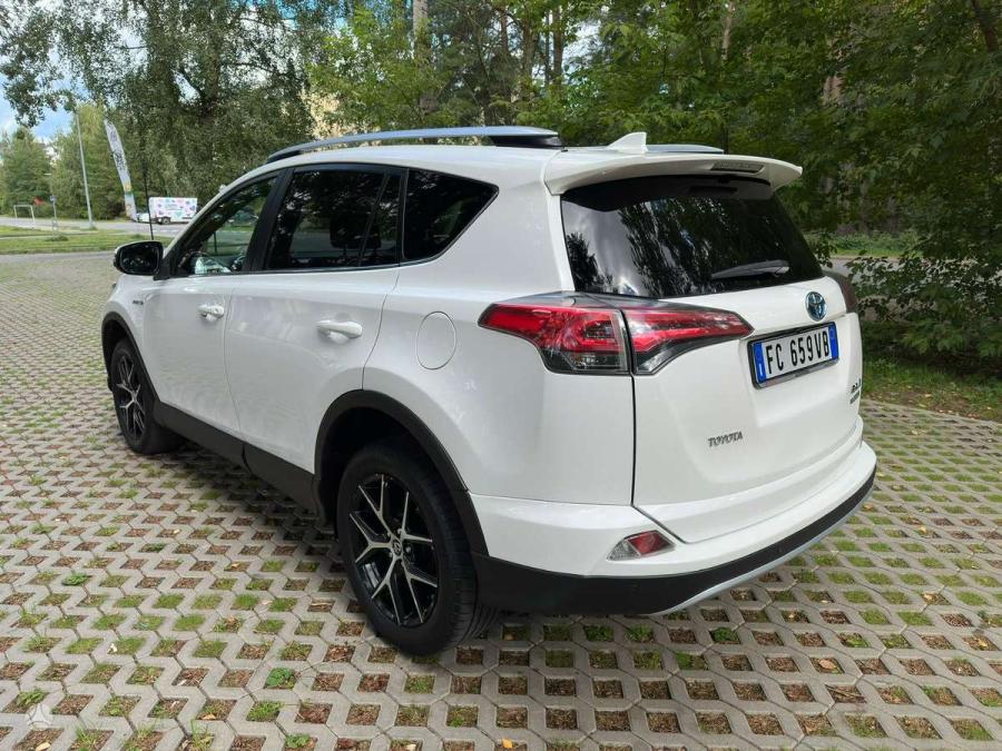 White Toyota RAV4 2016 in Vilnius, with an engine capacity of 2.49 L and mileage of 183 thousand km for 16300 €, photo 5 on AUTOMOTO.COM.LV