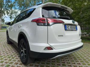 White Toyota RAV4 2016 in Vilnius, with an engine capacity of 2.49 L and mileage of 183 thousand km for 16300 €, photo 6 on AUTOMOTO.COM.LV