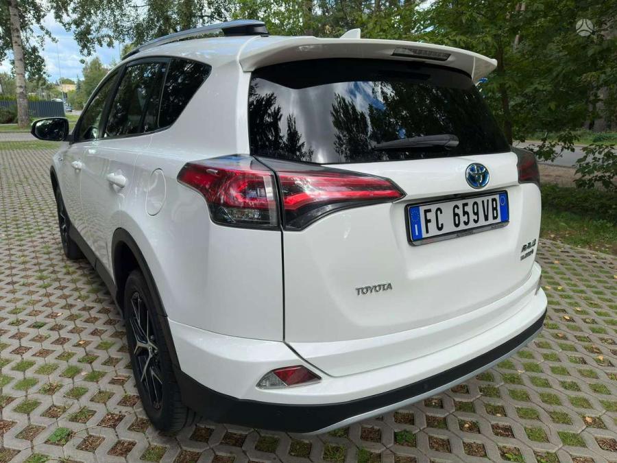 White Toyota RAV4 2016 in Vilnius, with an engine capacity of 2.49 L and mileage of 183 thousand km for 16300 €, photo 7 on AUTOMOTO.COM.LV