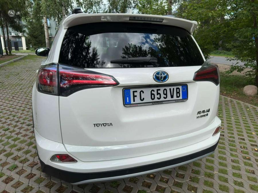White Toyota RAV4 2016 in Vilnius, with an engine capacity of 2.49 L and mileage of 183 thousand km for 16300 €, photo 8 on AUTOMOTO.COM.LV