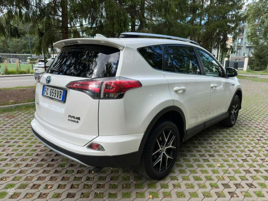 White Toyota RAV4 2016 in Vilnius, with an engine capacity of 2.49 L and mileage of 183 thousand km for 16300 €, photo 13 on AUTOMOTO.COM.LV