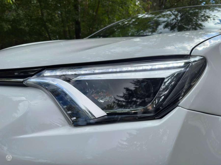 White Toyota RAV4 2016 in Vilnius, with an engine capacity of 2.49 L and mileage of 183 thousand km for 16300 €, photo 17 on AUTOMOTO.COM.LV