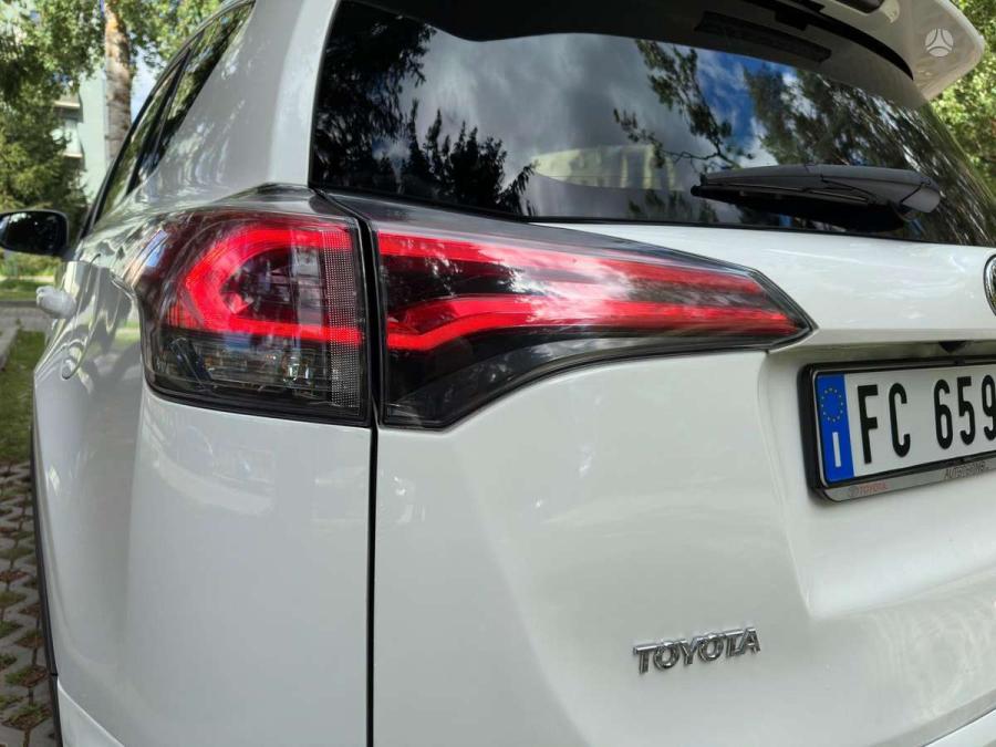 White Toyota RAV4 2016 in Vilnius, with an engine capacity of 2.49 L and mileage of 183 thousand km for 16300 €, photo 18 on AUTOMOTO.COM.LV