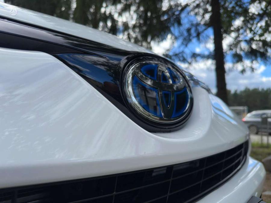 White Toyota RAV4 2016 in Vilnius, with an engine capacity of 2.49 L and mileage of 183 thousand km for 16300 €, photo 19 on AUTOMOTO.COM.LV