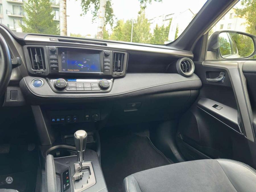 White Toyota RAV4 2016 in Vilnius, with an engine capacity of 2.49 L and mileage of 183 thousand km for 16300 €, photo 27 on AUTOMOTO.COM.LV