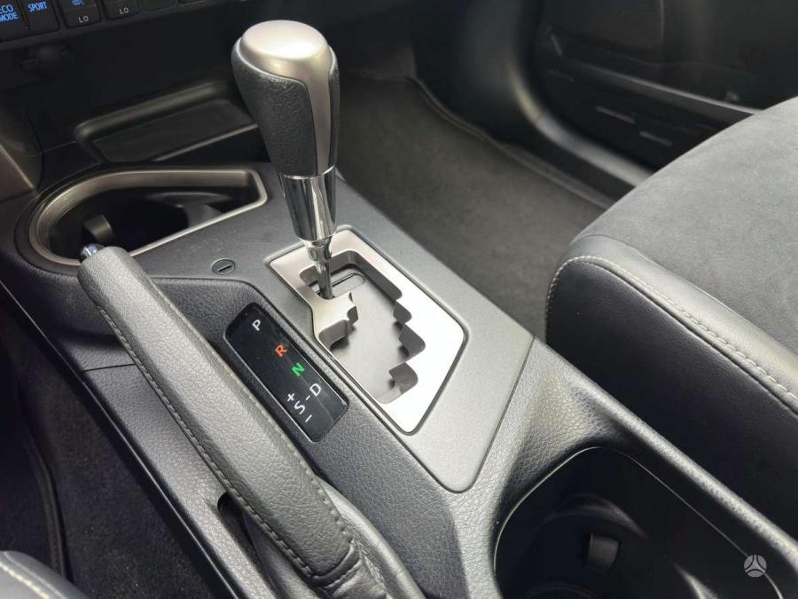 White Toyota RAV4 2016 in Vilnius, with an engine capacity of 2.49 L and mileage of 183 thousand km for 16300 €, photo 30 on AUTOMOTO.COM.LV