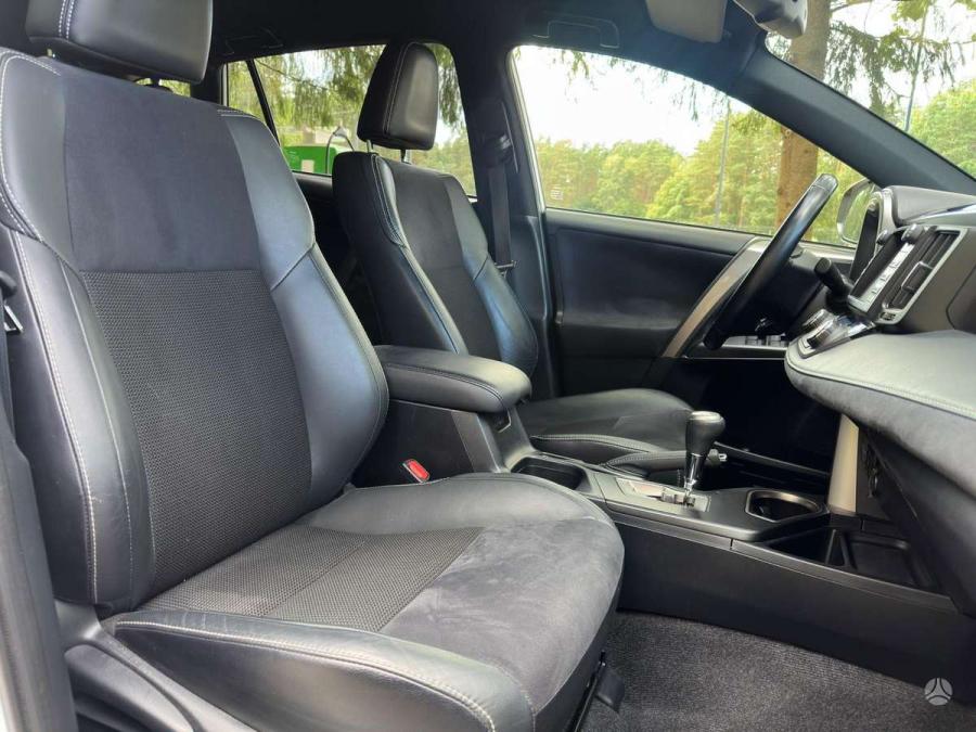 White Toyota RAV4 2016 in Vilnius, with an engine capacity of 2.49 L and mileage of 183 thousand km for 16300 €, photo 33 on AUTOMOTO.COM.LV