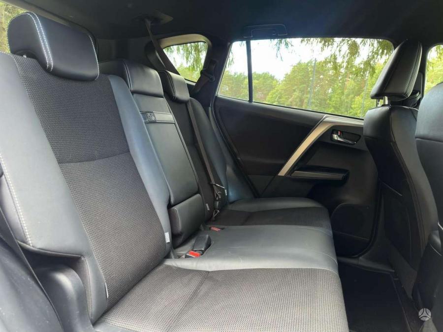 White Toyota RAV4 2016 in Vilnius, with an engine capacity of 2.49 L and mileage of 183 thousand km for 16300 €, photo 35 on AUTOMOTO.COM.LV