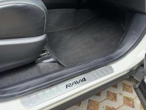 White Toyota RAV4 2016 in Vilnius, with an engine capacity of 2.49 L and mileage of 183 thousand km for 16300 €, photo 36 on AUTOMOTO.COM.LV