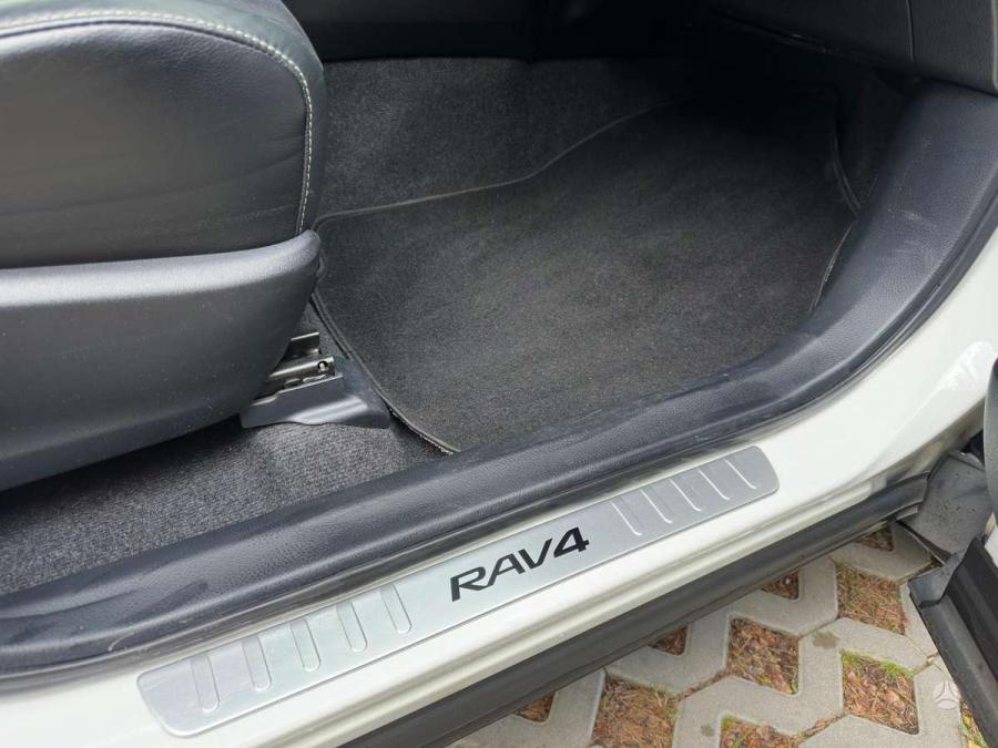 White Toyota RAV4 2016 in Vilnius, with an engine capacity of 2.49 L and mileage of 183 thousand km for 16300 €, photo 36 on AUTOMOTO.COM.LV