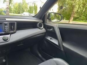 White Toyota RAV4 2016 in Vilnius, with an engine capacity of 2.49 L and mileage of 183 thousand km for 16300 €, photo 41 on AUTOMOTO.COM.LV