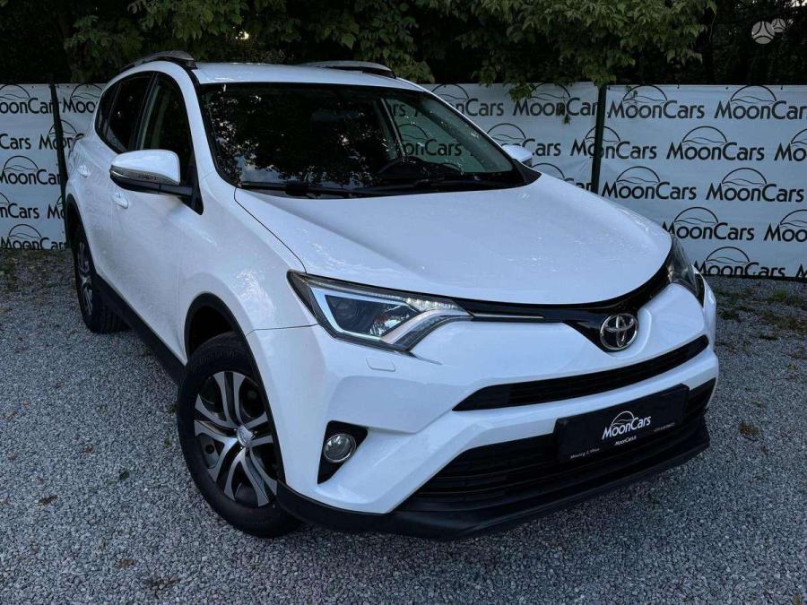White Toyota RAV4 2016 in Vilnius, with an engine capacity of 2.00 L and mileage of 228 thousand km for 11400 €, photo 4 on AUTOMOTO.COM.LV