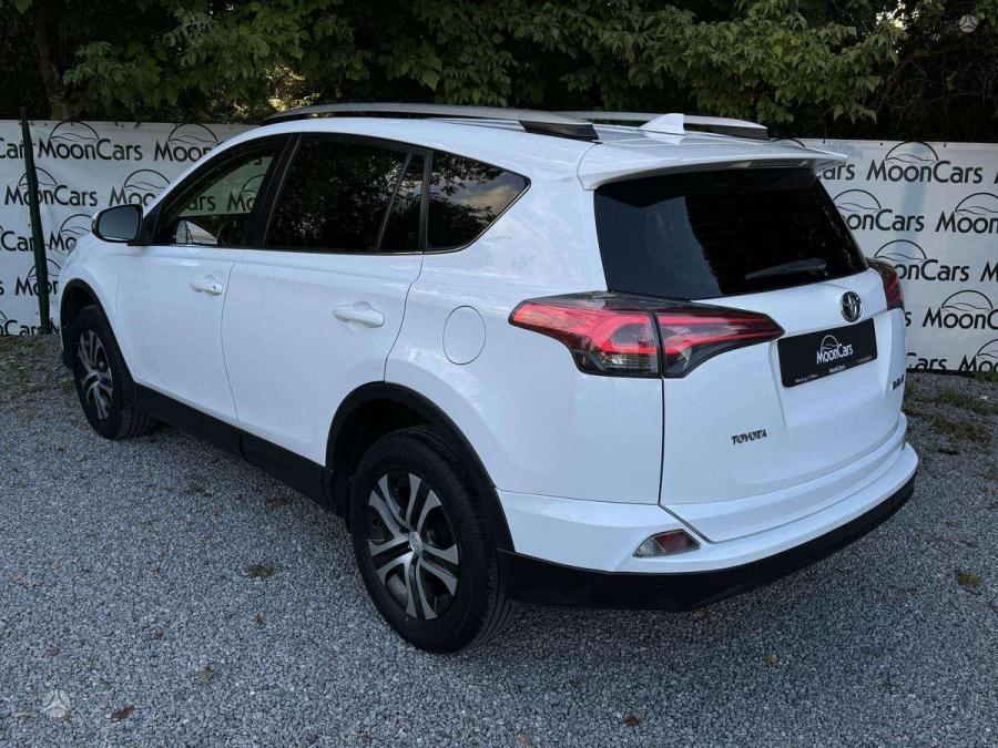 White Toyota RAV4 2016 in Vilnius, with an engine capacity of 2.00 L and mileage of 228 thousand km for 11400 €, photo 8 on AUTOMOTO.COM.LV