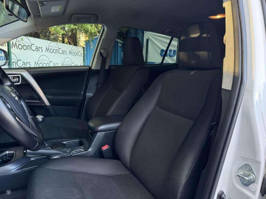 White Toyota RAV4 2016 in Vilnius, with an engine capacity of 2.00 L and mileage of 228 thousand km for 11400 €, photo 13 on AUTOMOTO.COM.LV
