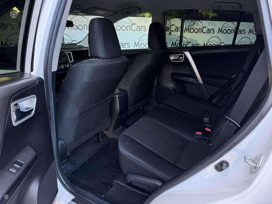 White Toyota RAV4 2016 in Vilnius, with an engine capacity of 2.00 L and mileage of 228 thousand km for 11400 €, photo 14 on AUTOMOTO.COM.LV