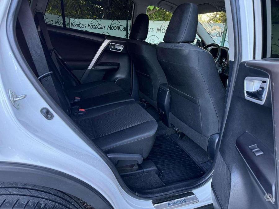 White Toyota RAV4 2016 in Vilnius, with an engine capacity of 2.00 L and mileage of 228 thousand km for 11400 €, photo 15 on AUTOMOTO.COM.LV