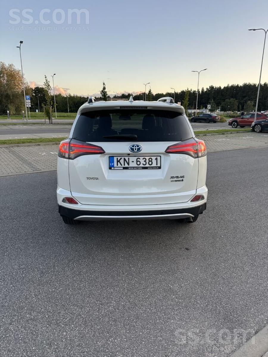 White Toyota RAV4 2016 in Riga, with an engine capacity of 2.50 L and mileage of 193 thousand km for 17500 €, photo 3 on AUTOMOTO.COM.LV