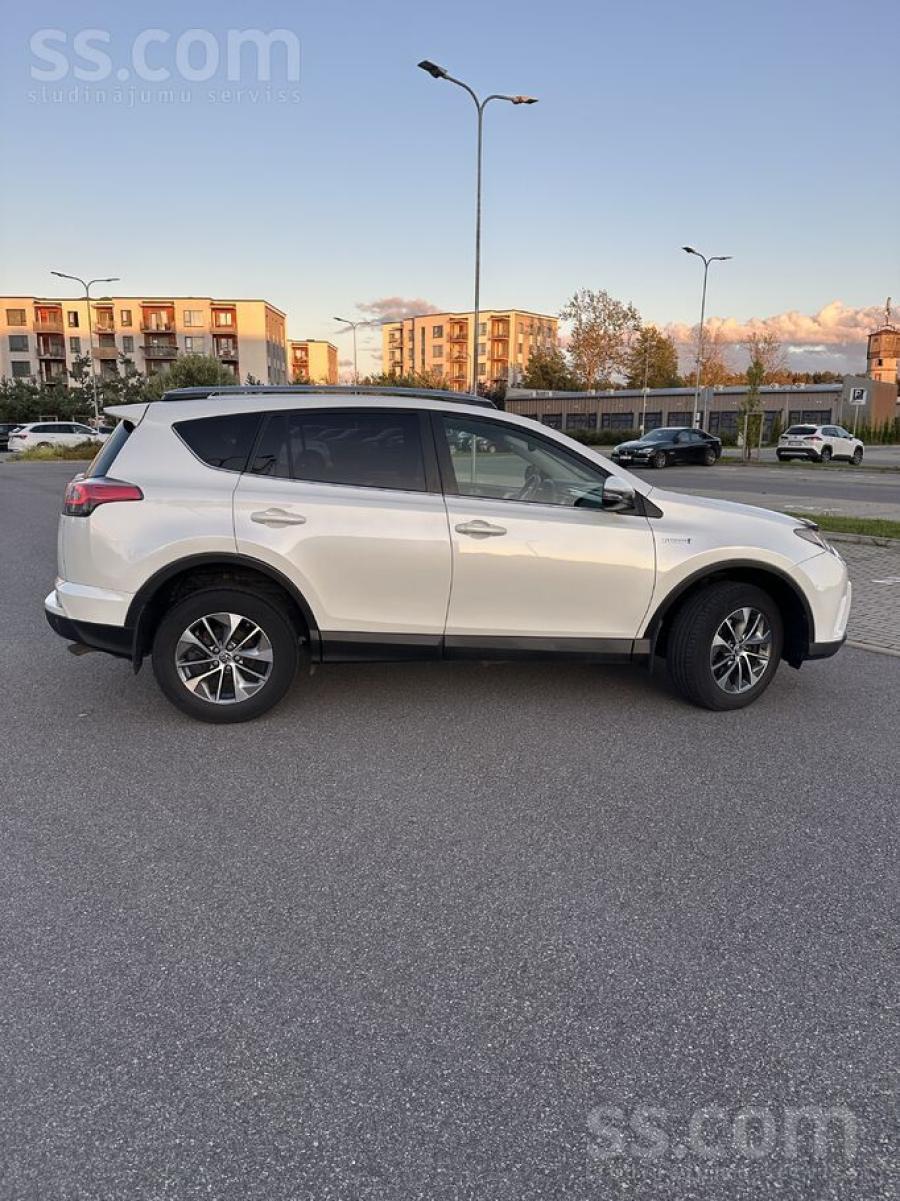 White Toyota RAV4 2016 in Riga, with an engine capacity of 2.50 L and mileage of 193 thousand km for 17500 €, photo 4 on AUTOMOTO.COM.LV
