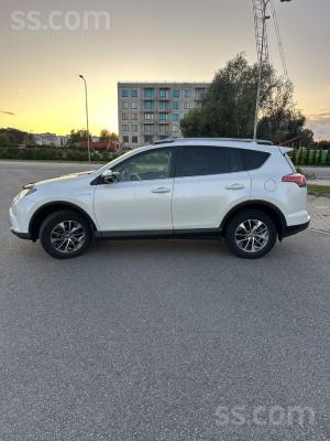 White Toyota RAV4 2016 in Riga, with an engine capacity of 2.50 L and mileage of 193 thousand km for 17500 €, photo 5 on AUTOMOTO.COM.LV