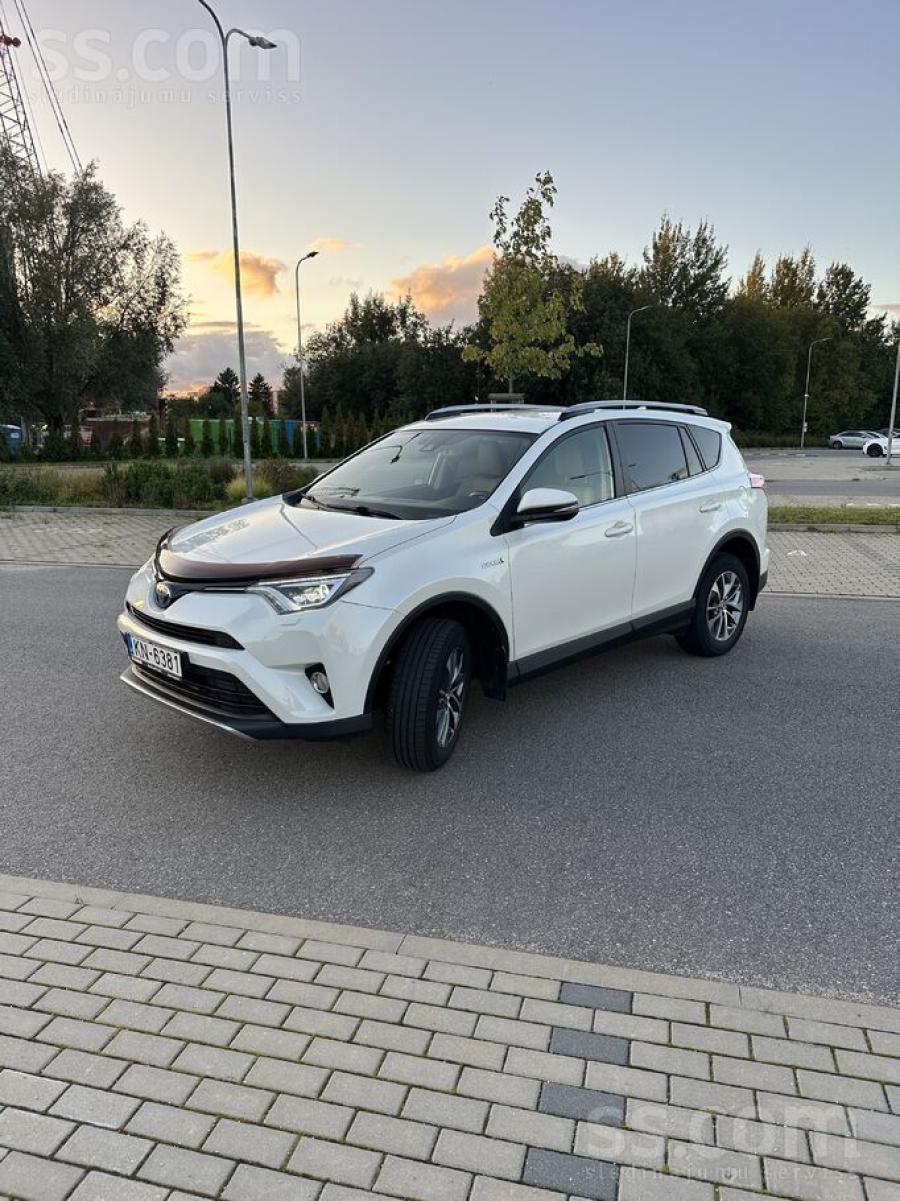 White Toyota RAV4 2016 in Riga, with an engine capacity of 2.50 L and mileage of 193 thousand km for 17500 €, photo 6 on AUTOMOTO.COM.LV