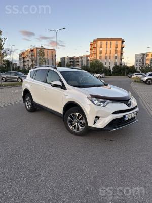 White Toyota RAV4 2016 in Riga, with an engine capacity of 2.50 L and mileage of 193 thousand km for 17500 €, photo 7 on AUTOMOTO.COM.LV