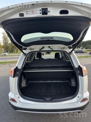 White Toyota RAV4 2016 in Riga, with an engine capacity of 2.50 L and mileage of 193 thousand km for 17500 €, photo 8 on AUTOMOTO.COM.LV