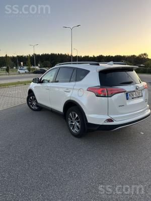 White Toyota RAV4 2016 in Riga, with an engine capacity of 2.50 L and mileage of 193 thousand km for 17500 €, photo 9 on AUTOMOTO.COM.LV
