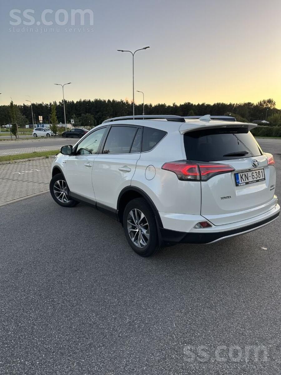 White Toyota RAV4 2016 in Riga, with an engine capacity of 2.50 L and mileage of 193 thousand km for 17500 €, photo 9 on AUTOMOTO.COM.LV