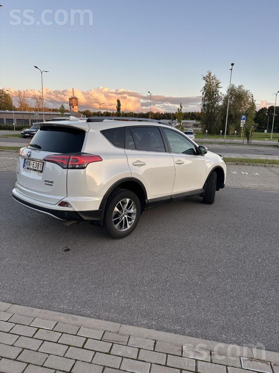 White Toyota RAV4 2016 in Riga, with an engine capacity of 2.50 L and mileage of 193 thousand km for 17500 €, photo 10 on AUTOMOTO.COM.LV