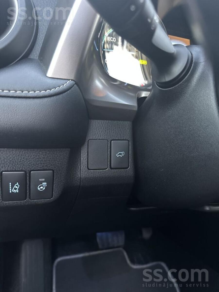 White Toyota RAV4 2016 in Riga, with an engine capacity of 2.50 L and mileage of 193 thousand km for 17500 €, photo 14 on AUTOMOTO.COM.LV