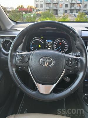 White Toyota RAV4 2016 in Riga, with an engine capacity of 2.50 L and mileage of 193 thousand km for 17500 €, photo 17 on AUTOMOTO.COM.LV
