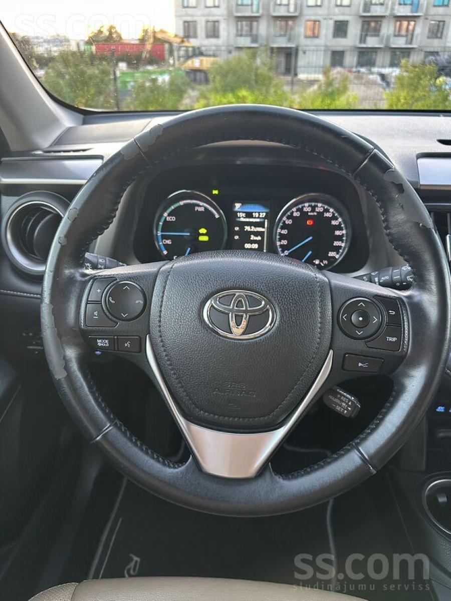 White Toyota RAV4 2016 in Riga, with an engine capacity of 2.50 L and mileage of 193 thousand km for 17500 €, photo 17 on AUTOMOTO.COM.LV