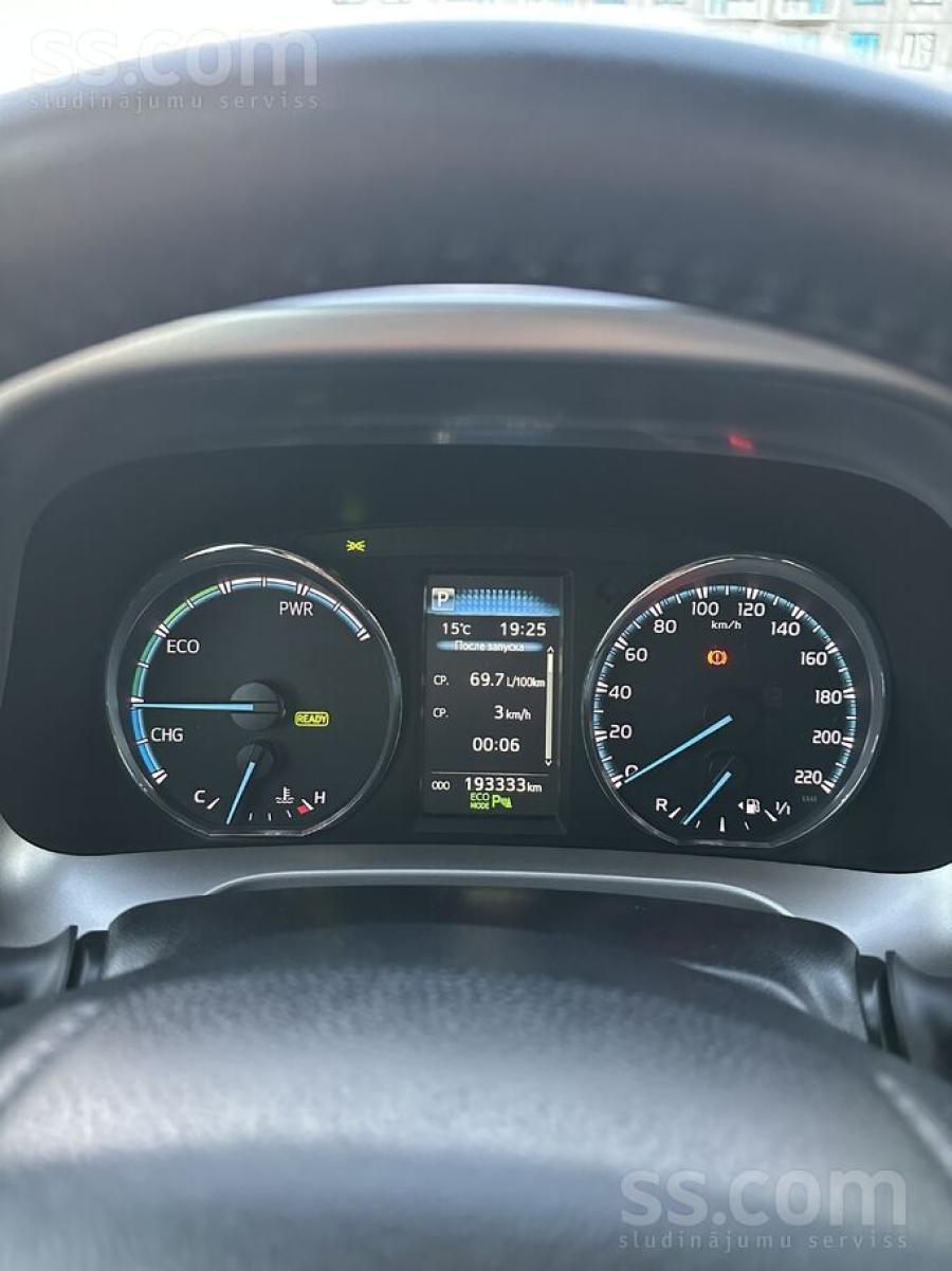 White Toyota RAV4 2016 in Riga, with an engine capacity of 2.50 L and mileage of 193 thousand km for 17500 €, photo 18 on AUTOMOTO.COM.LV